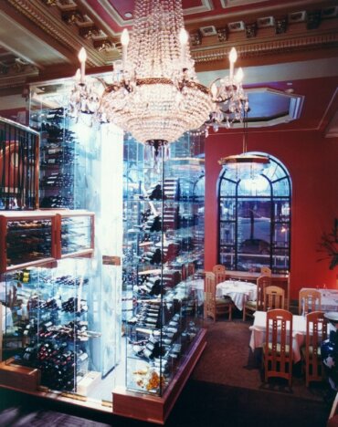 Resto vs. Restaurant: What's the Difference? - Main Difference