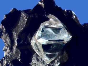 Diamond vs. Rhombus: What's the Difference? - Main Difference