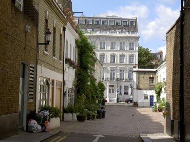 Street vs. Alley: What's the Difference? - Main Difference